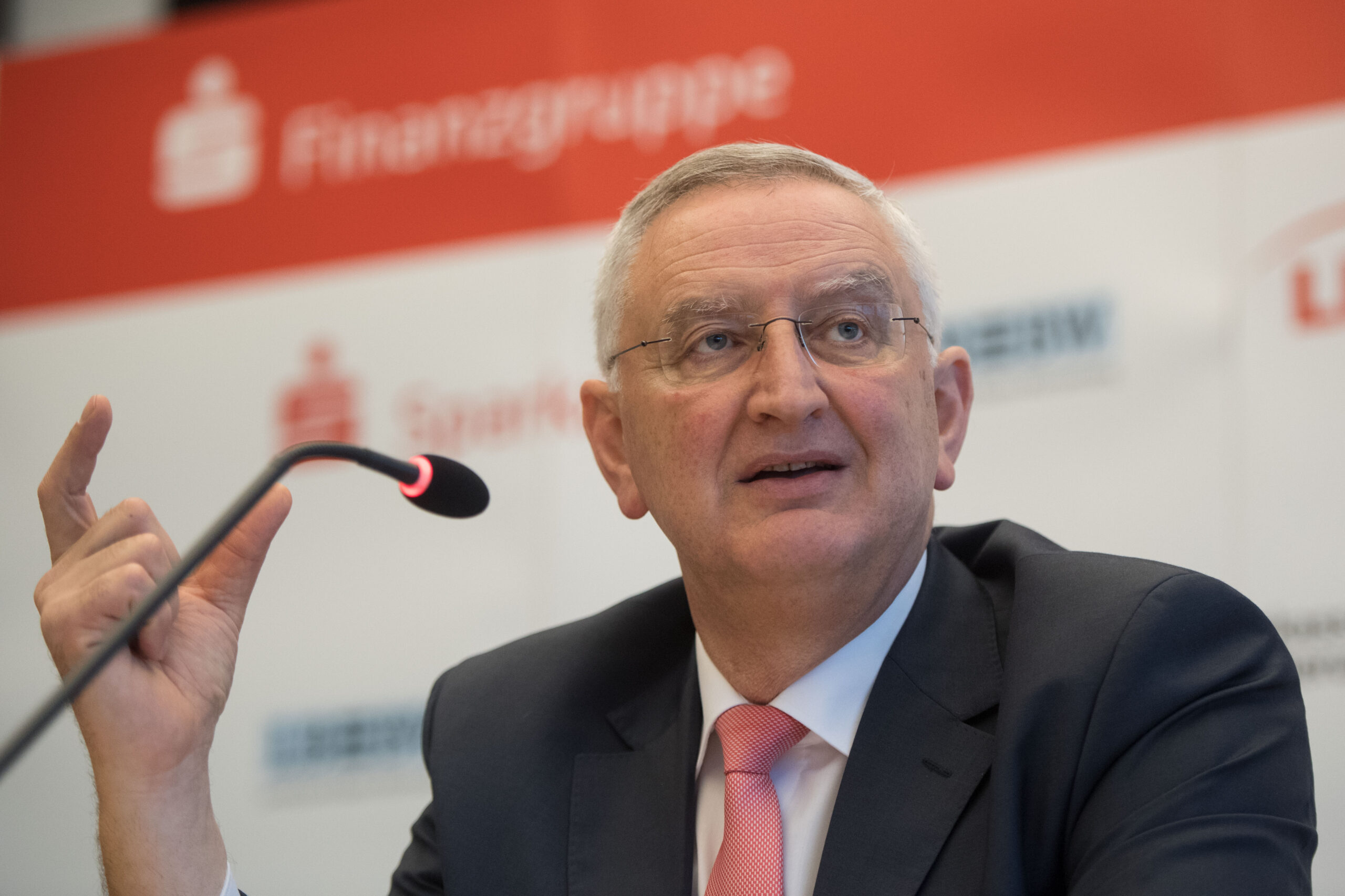 Sparkassenverband: Kapitänswechsel auf einem großen Tanker