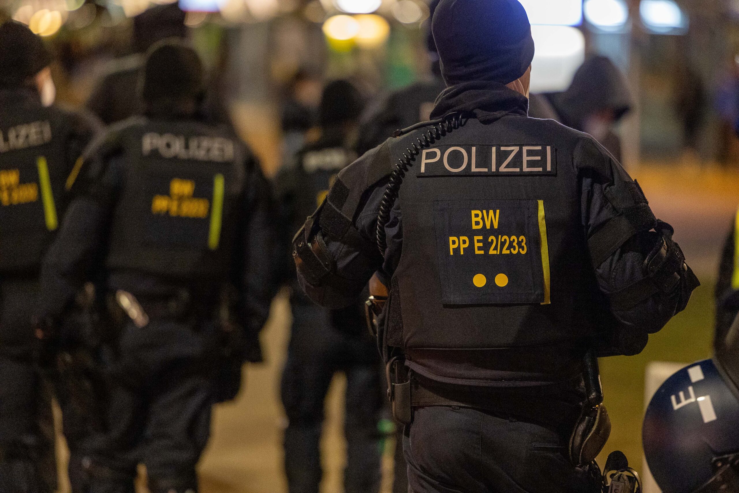 Kennzeichnungspflicht: Polizisten erhalten individuelle Nummernfolge ...