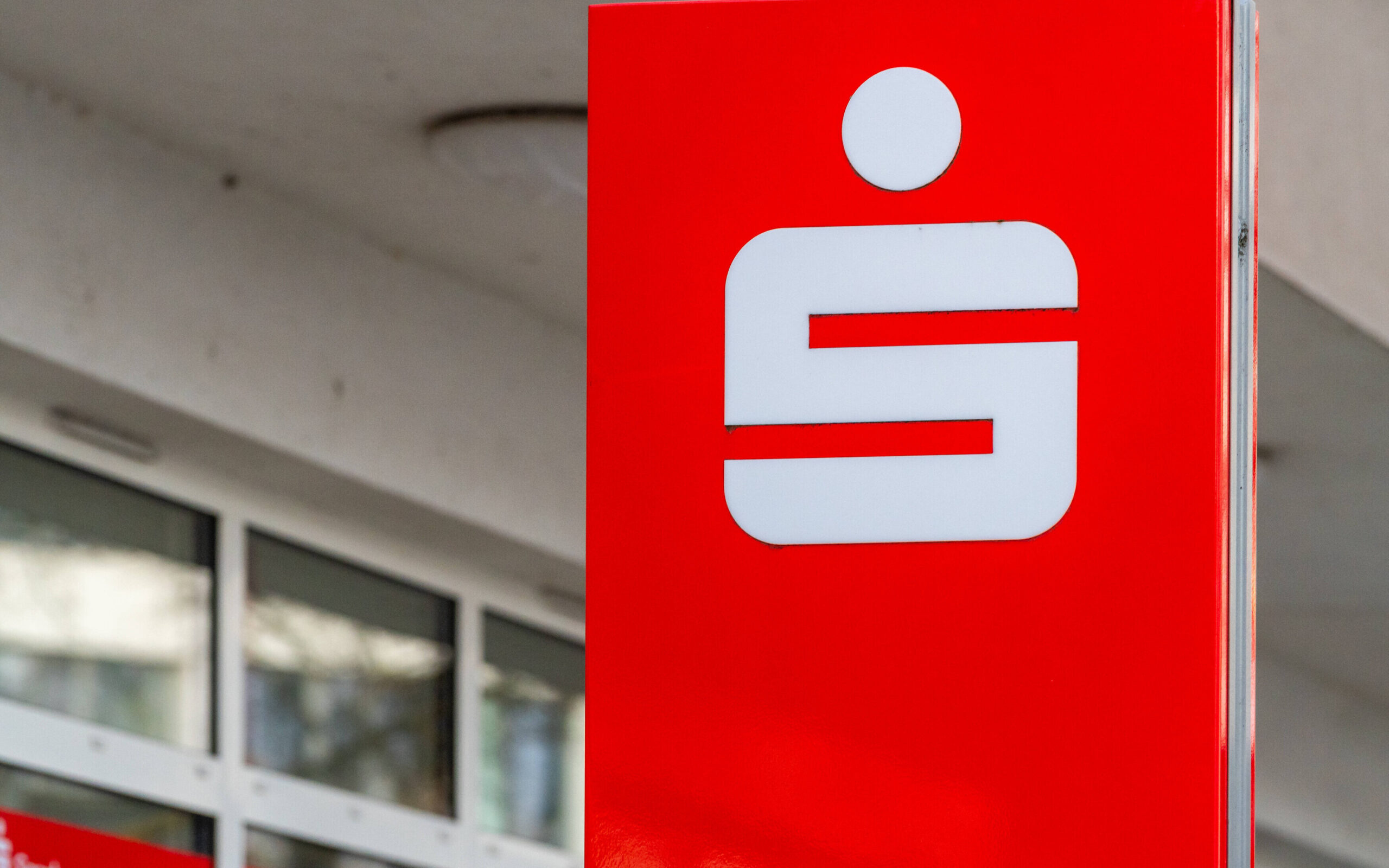 Kollege KI übernimmt am Bankschalter | Staatsanzeiger BW
