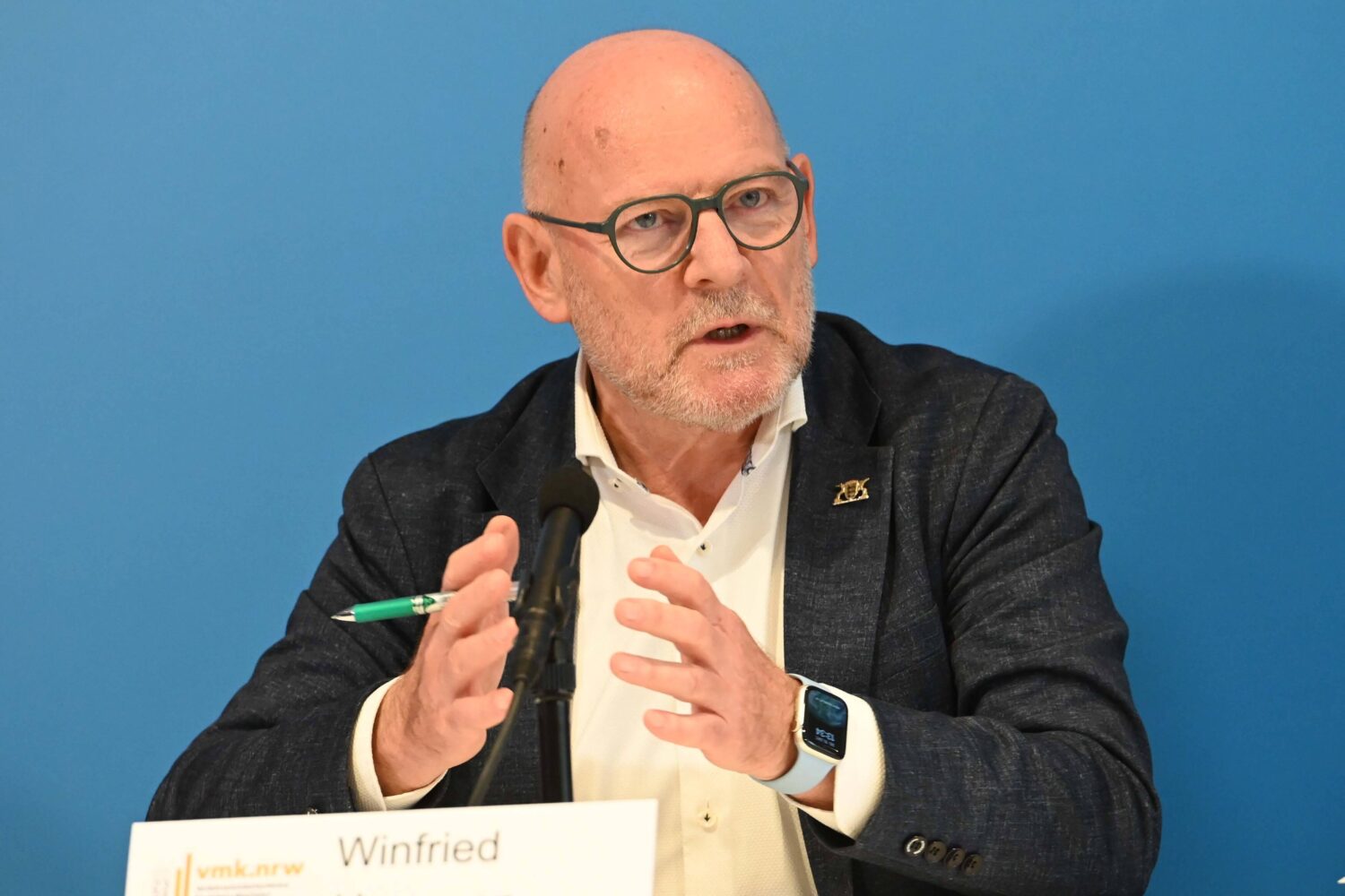 Verkehrsminister Winfried Hermann: Autobauer müssen in Zukunft ...